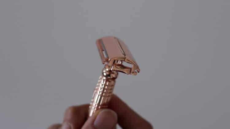 How To Put a Blade In a Safety Razor: A Quick Guide (2025)