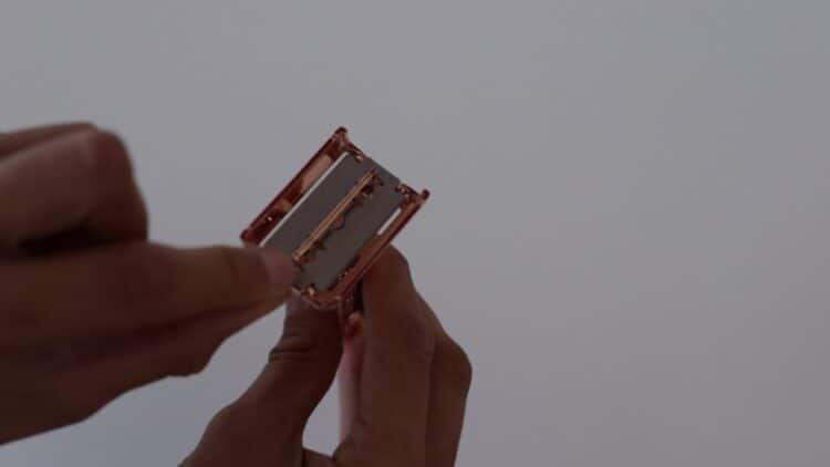 How To Put a Blade In a Safety Razor: A Quick Guide (2025)