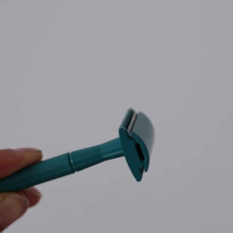 How To Put a Blade In a Safety Razor: A Quick Guide