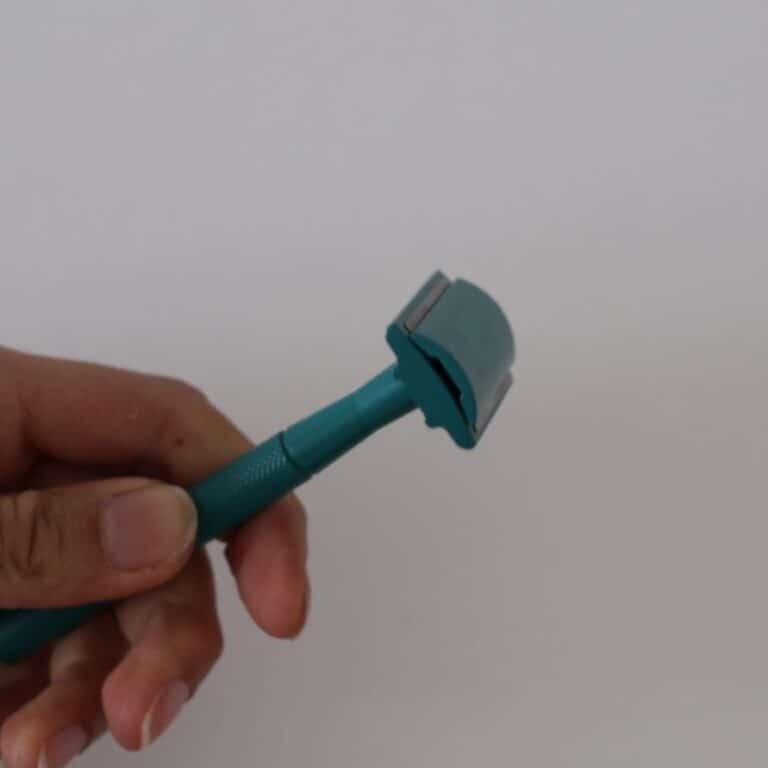 How To Put a Blade In a Safety Razor: A Quick Guide (2025)