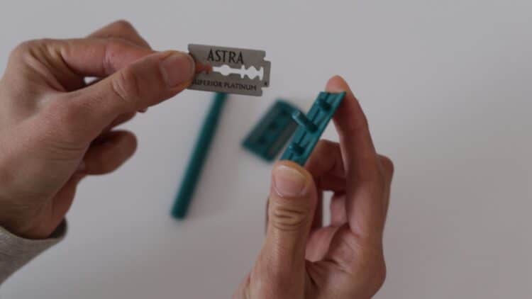 How To Put a Blade In a Safety Razor: A Quick Guide (2025)