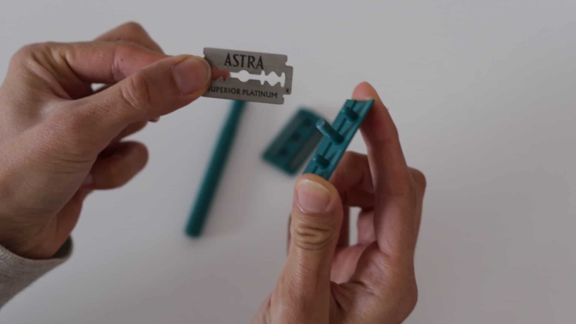 How To Put a Blade In a Safety Razor: A Quick Guide (2025)