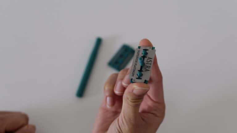How To Put a Blade In a Safety Razor: A Quick Guide (2025)