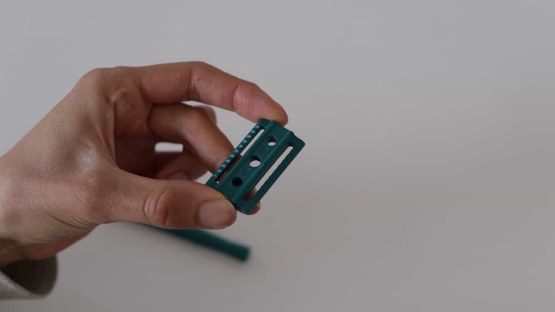 How To Put a Blade In a Safety Razor: A Quick Guide (2025)