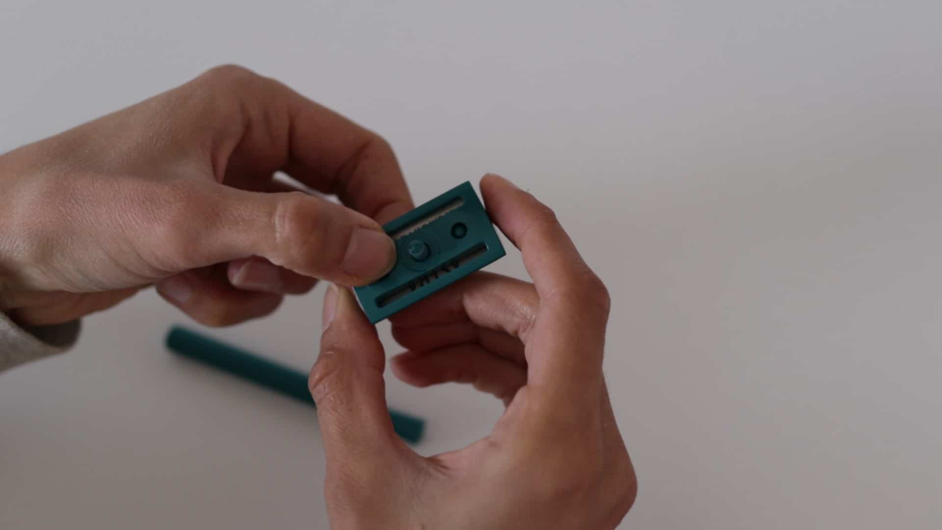 How To Put a Blade In a Safety Razor: A Quick Guide (2025)